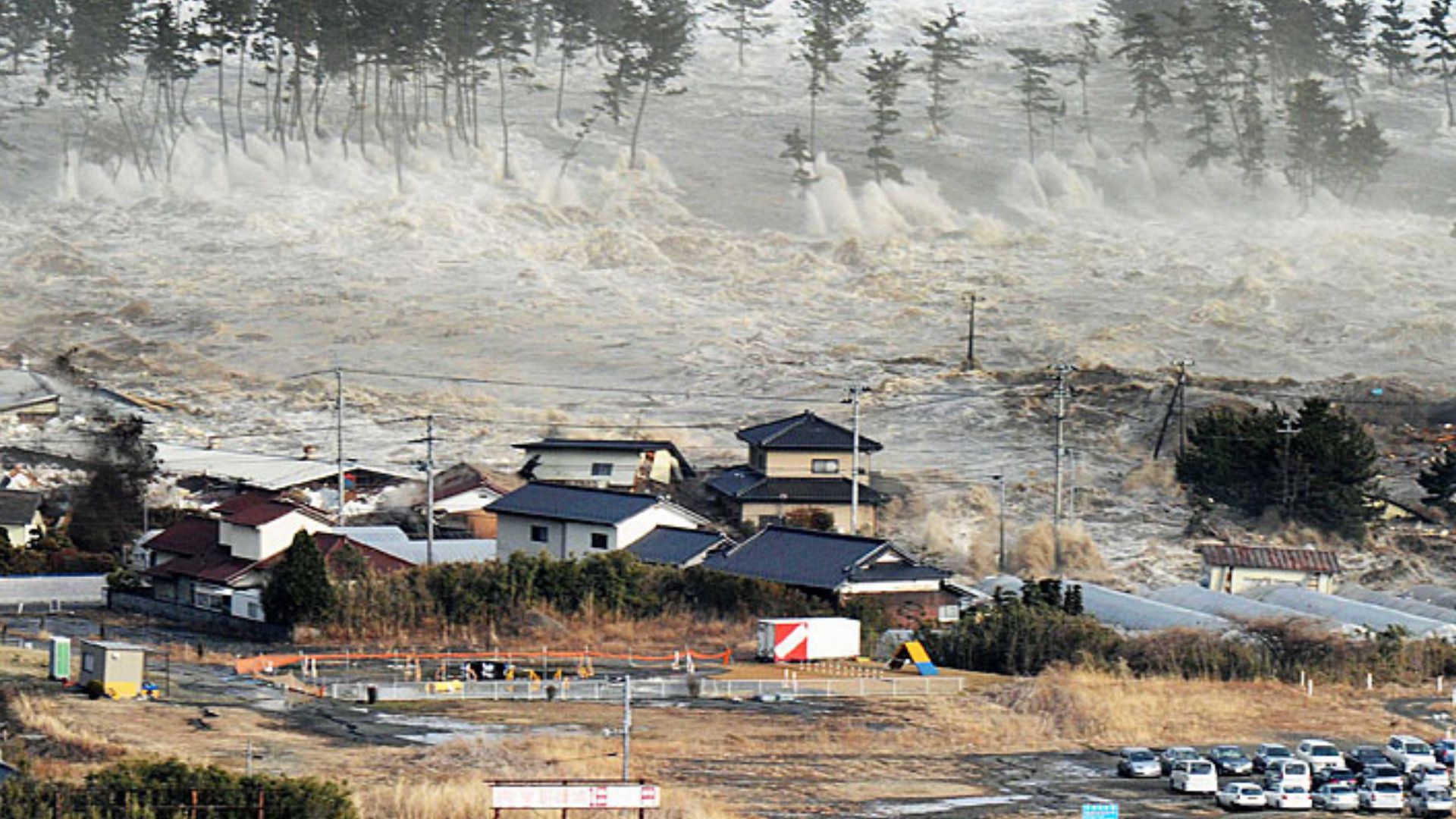 Desatan evacuaciones olas de tsunami en Hawái
